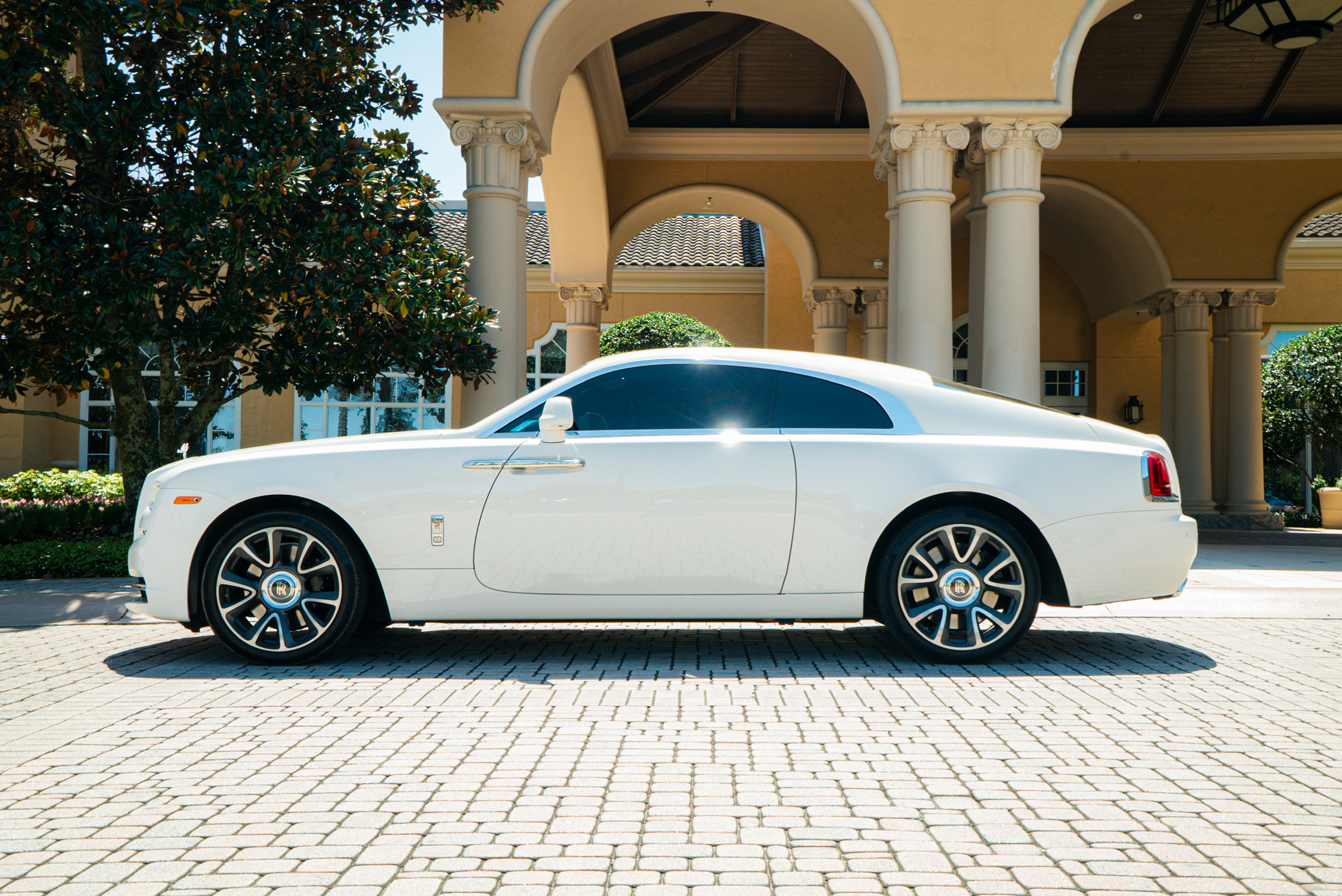 Limitlis Experience – Exotics and Luxury Rentals